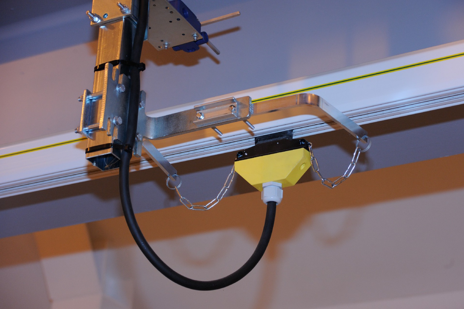 Mobilis ELITE - closed trolley with cellular profile | SLT components s ...