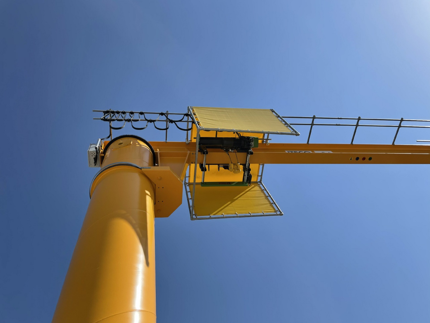 Column mounted slewing crane | SLT components s.r.o.