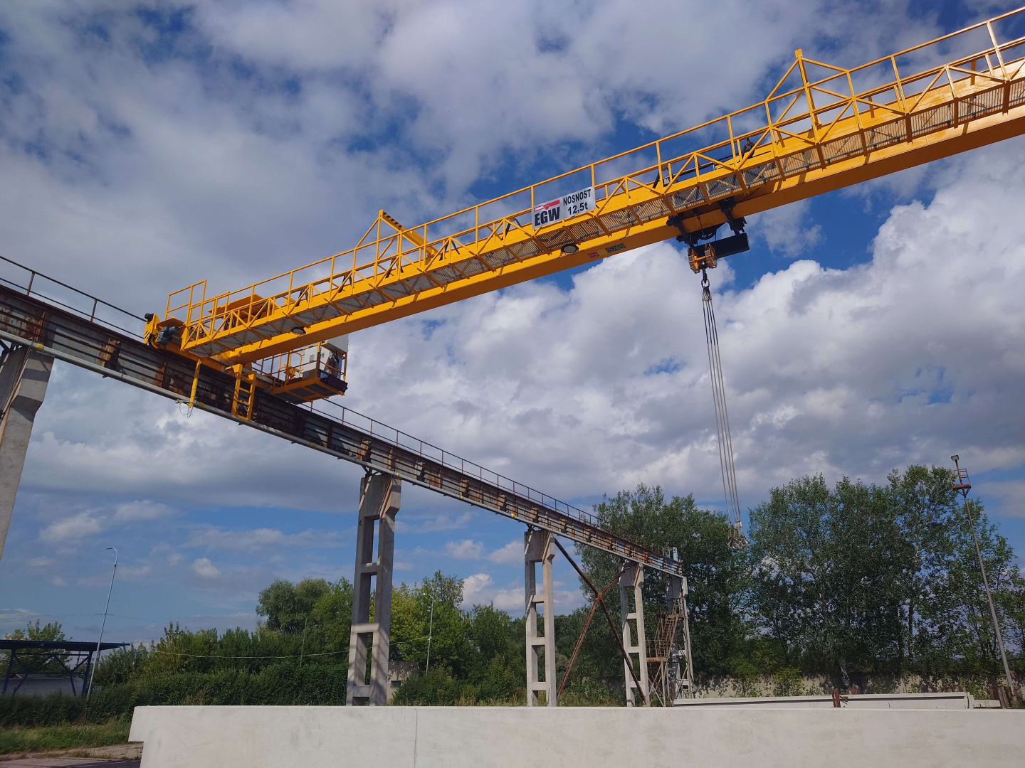 Energy supply of a bridge crane with enclosed conductor bar | SLT ...