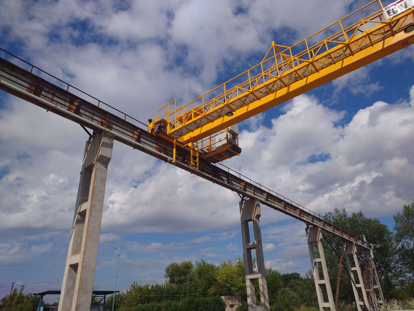 Energy supply of a bridge crane with enclosed conductor bar | SLT ...