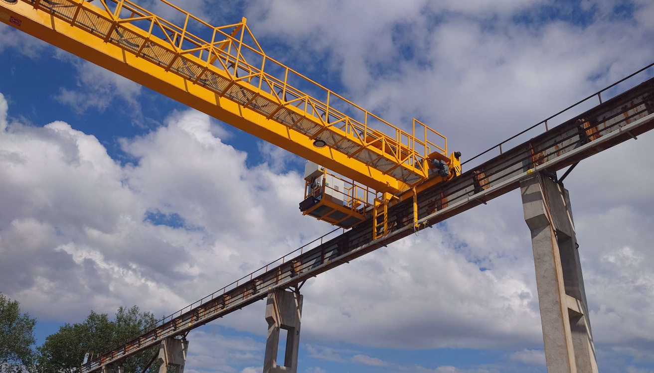 Energy supply of a bridge crane with enclosed conductor bar | SLT ...