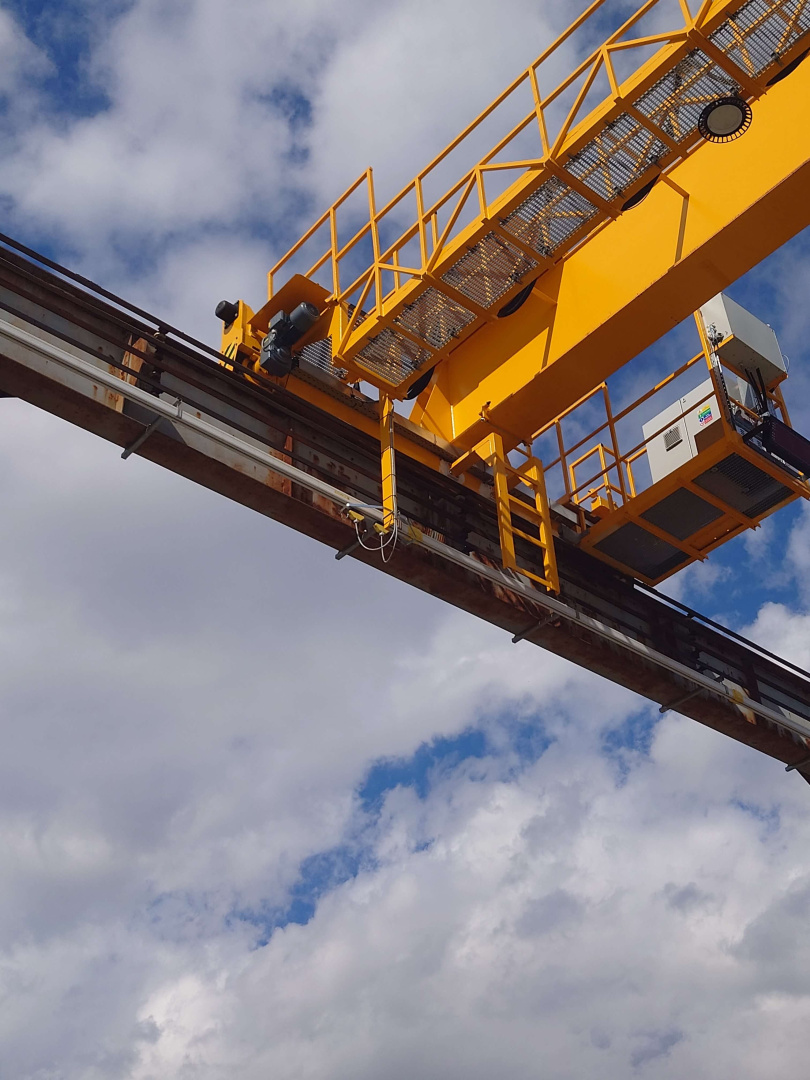 Energy supply of a bridge crane with enclosed conductor bar | SLT ...