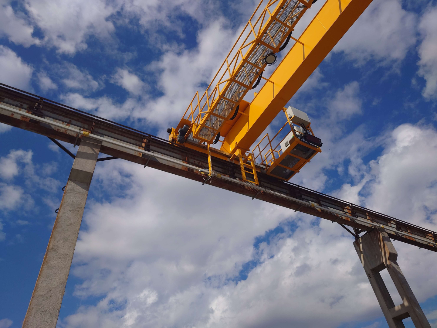 Energy supply of a bridge crane with enclosed conductor bar | SLT ...