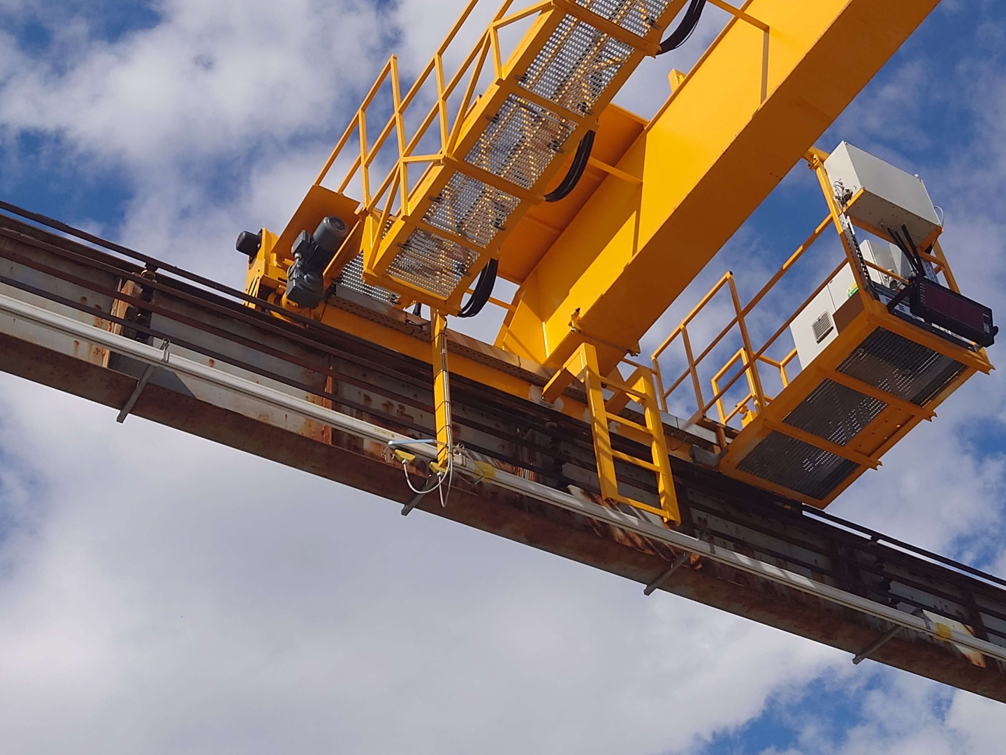 Energy supply of a bridge crane with enclosed conductor bar | SLT ...