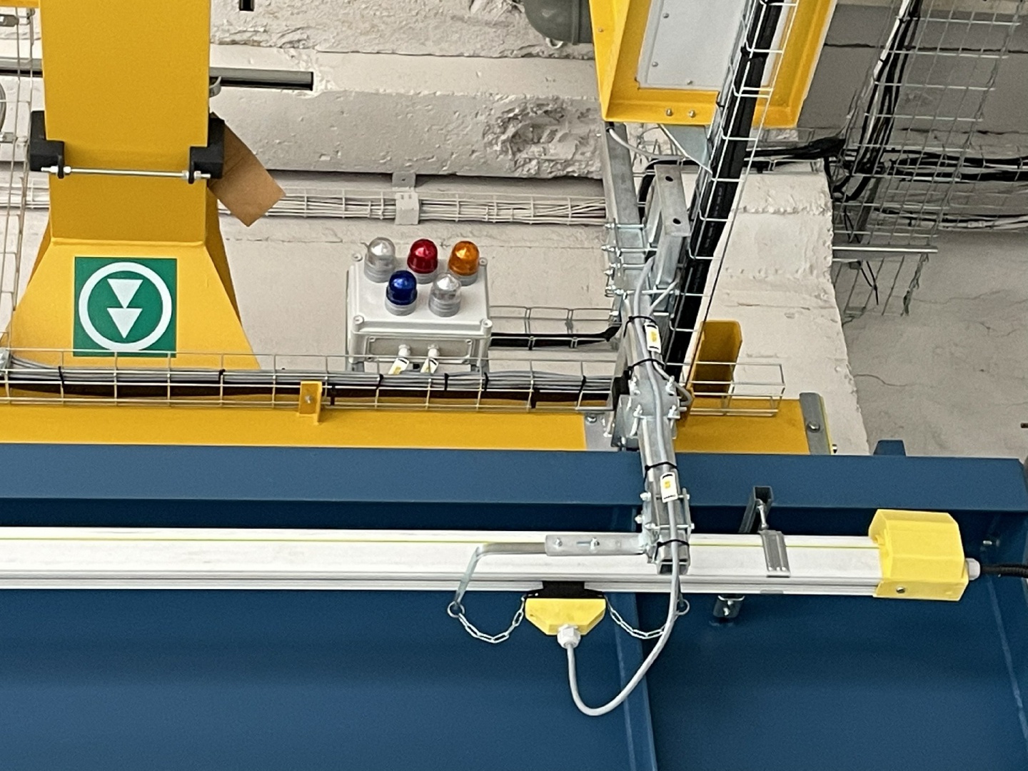 Energy supply of a bridge crane with enclosed conductor bar | SLT ...