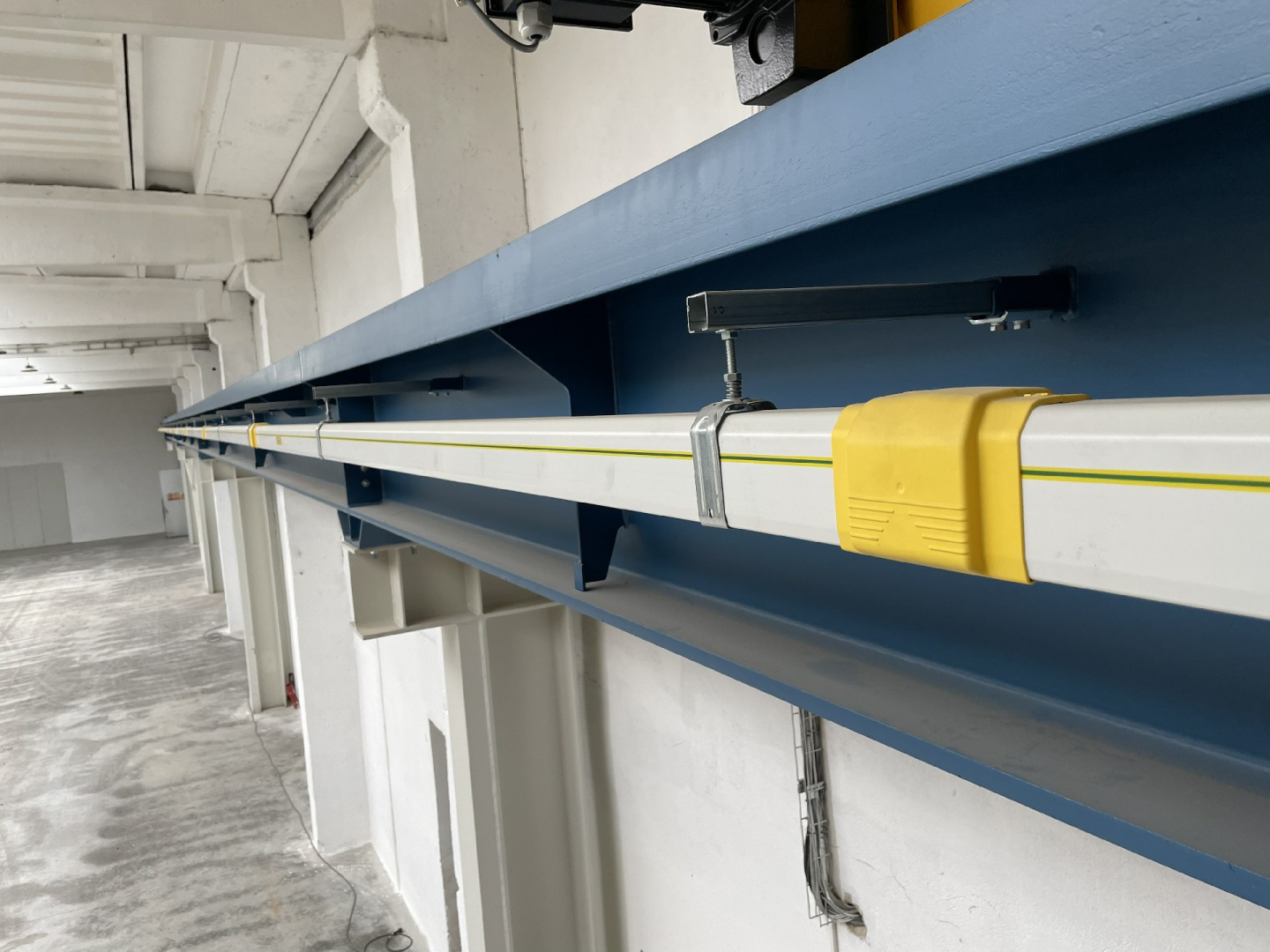 Energy supply of a bridge crane with enclosed conductor bar | SLT ...