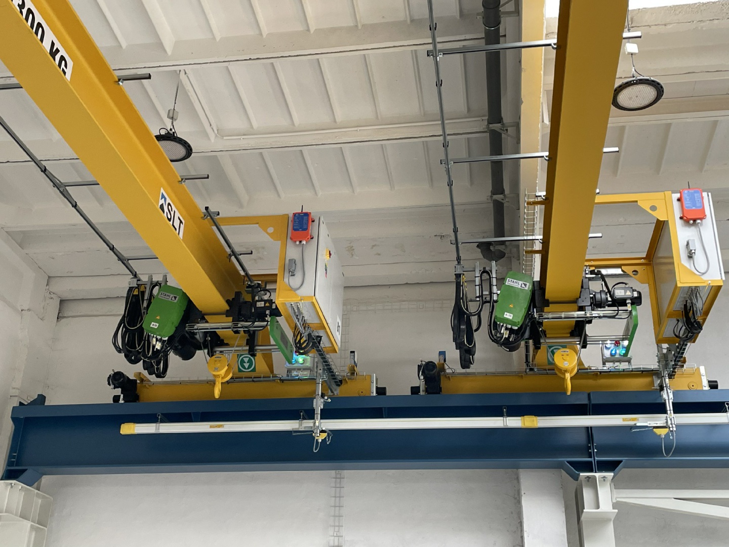 Energy supply of a bridge crane with enclosed conductor bar | SLT ...