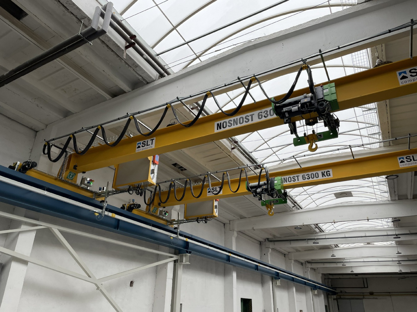 Energy supply of a bridge crane with enclosed conductor bar | SLT ...