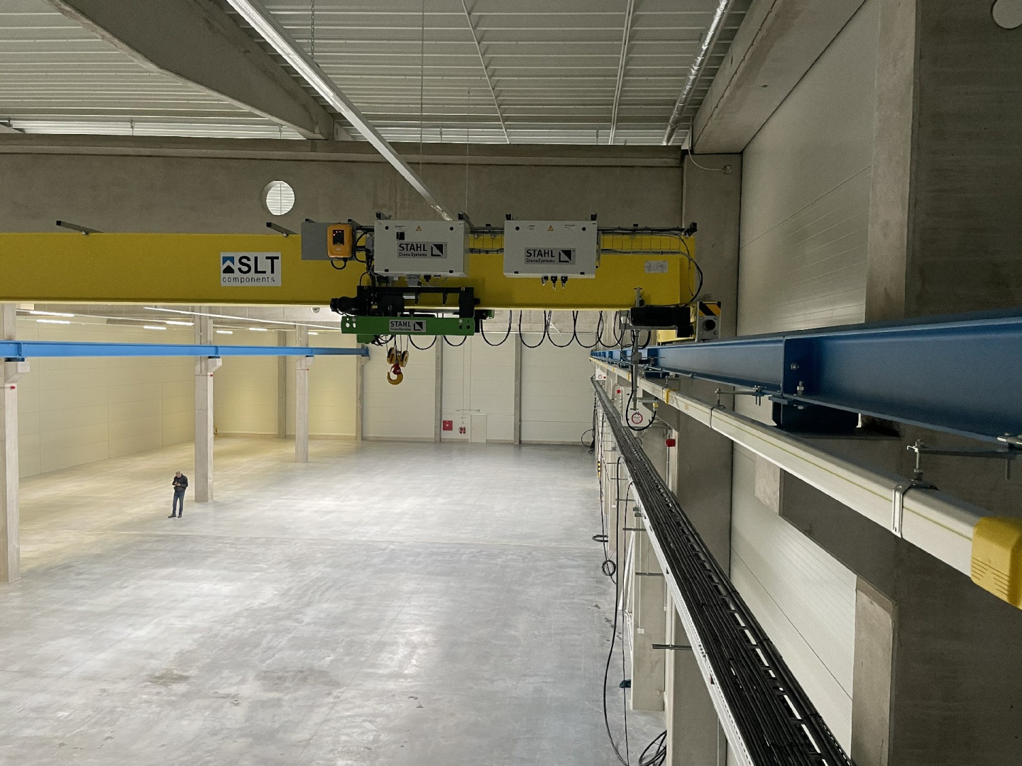 Energy supply of a bridge crane with enclosed conductor bar | SLT ...