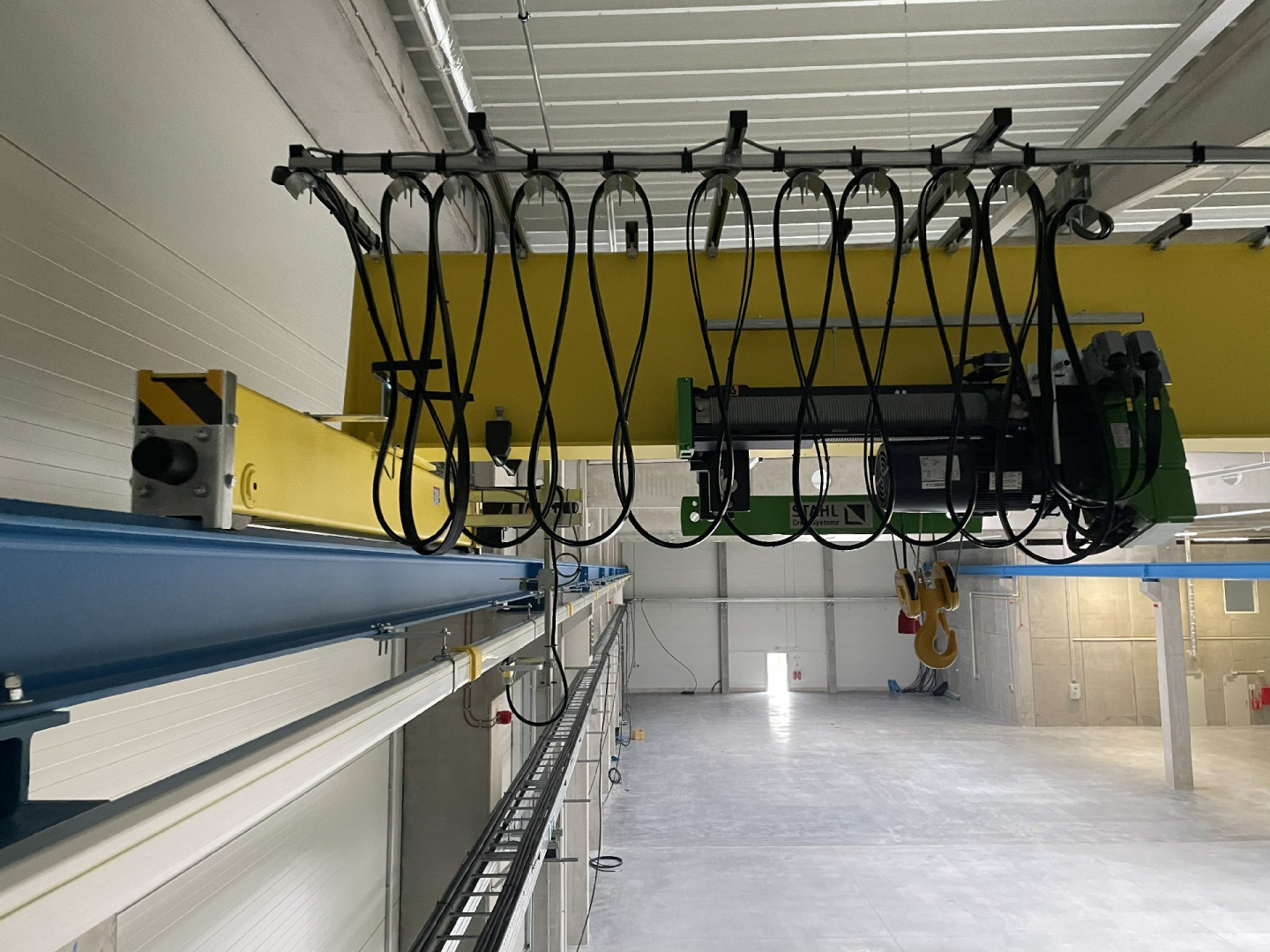 Energy supply of a bridge crane with enclosed conductor bar | SLT ...