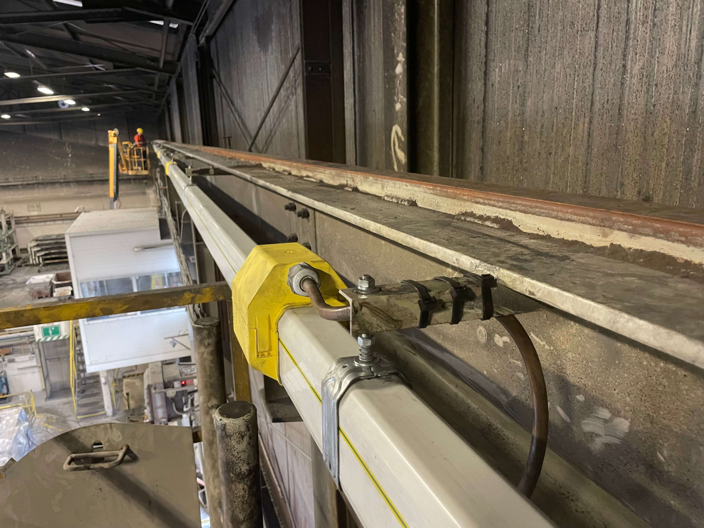 Energy supply of a bridge crane with enclosed conductor bar | SLT ...