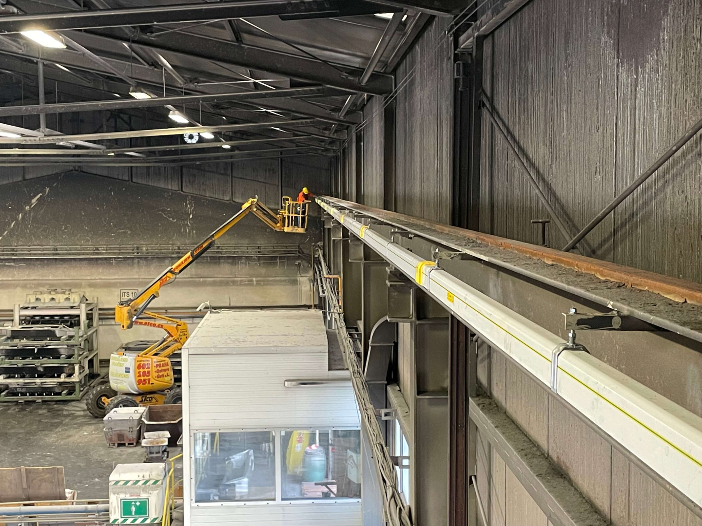 Energy supply of a bridge crane with enclosed conductor bar | SLT ...