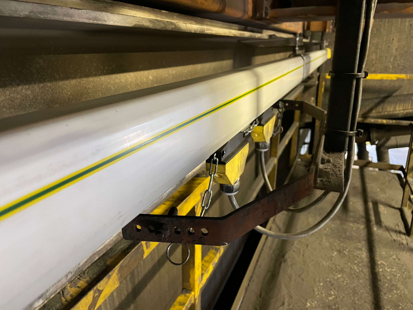 Energy supply of a bridge crane with enclosed conductor bar | SLT ...