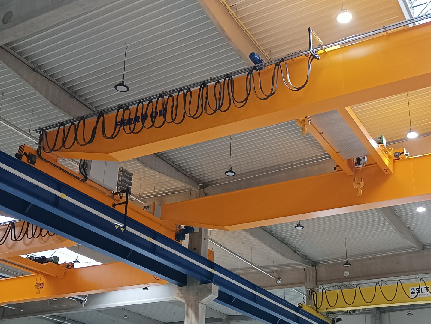 Energy supply of bridge cranes with enclosed conductor bars | SLT ...