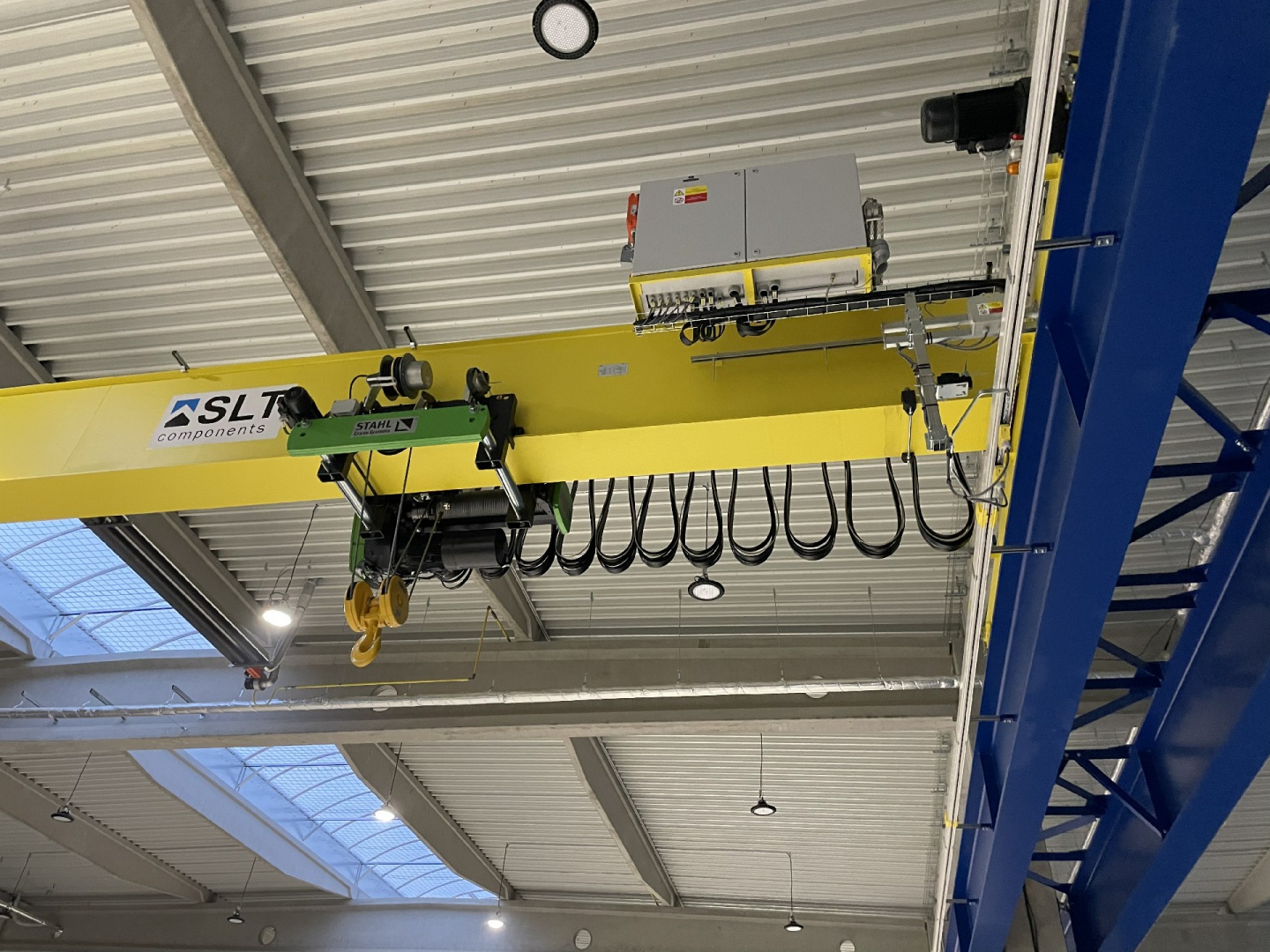 Energy supply of bridge cranes with enclosed conductor bars | SLT ...