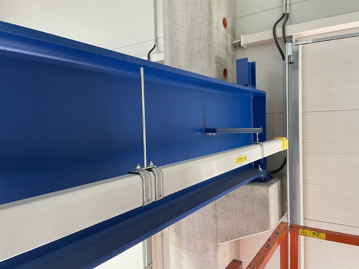 Energy supply of bridge cranes with enclosed conductor bars | SLT ...