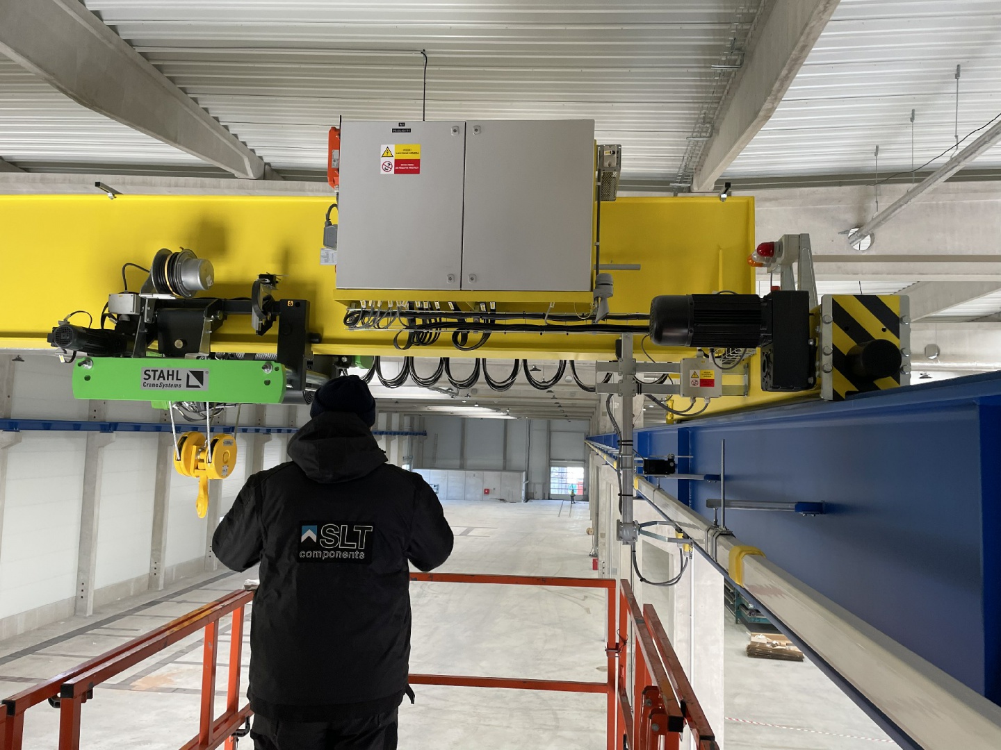 Energy supply of bridge cranes with enclosed conductor bars | SLT ...