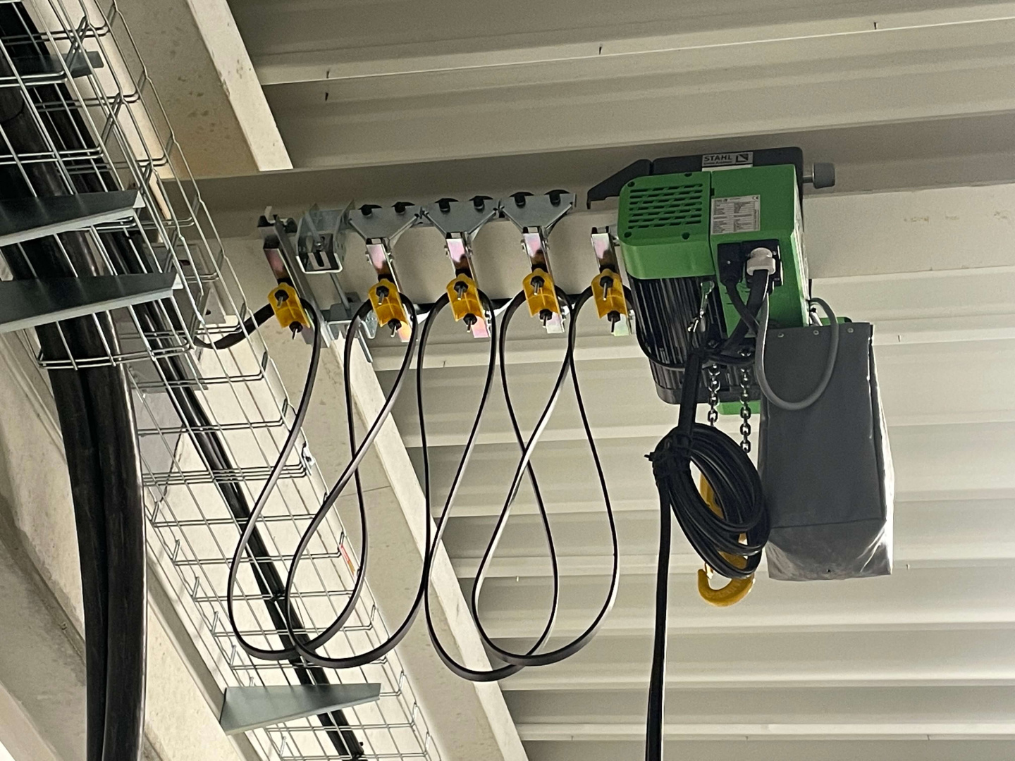 Monorail for handling with technological components of the paint shop ...