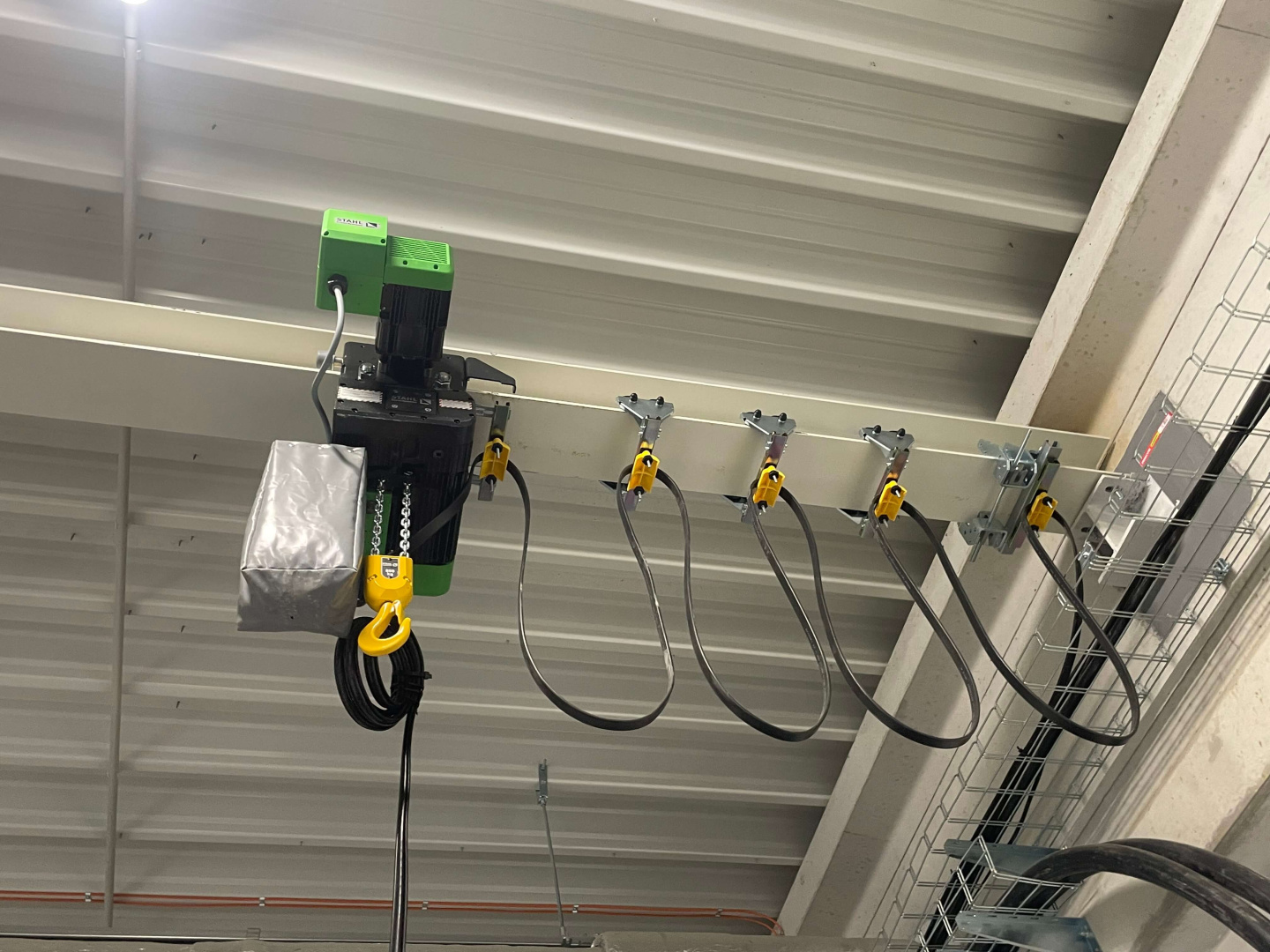 Monorail for handling with technological components of the paint shop ...