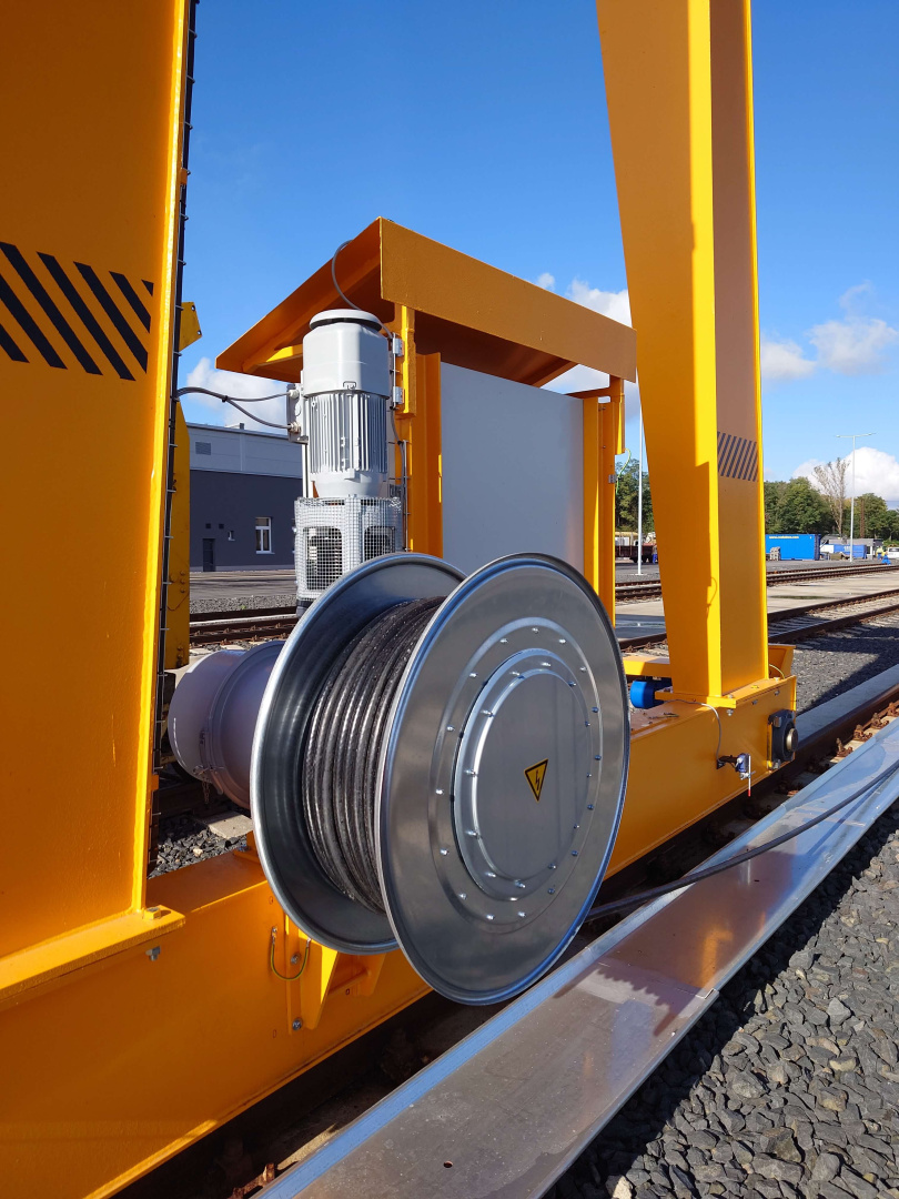 Motorized cable reel for energy supply a gantry crane | SLT components ...