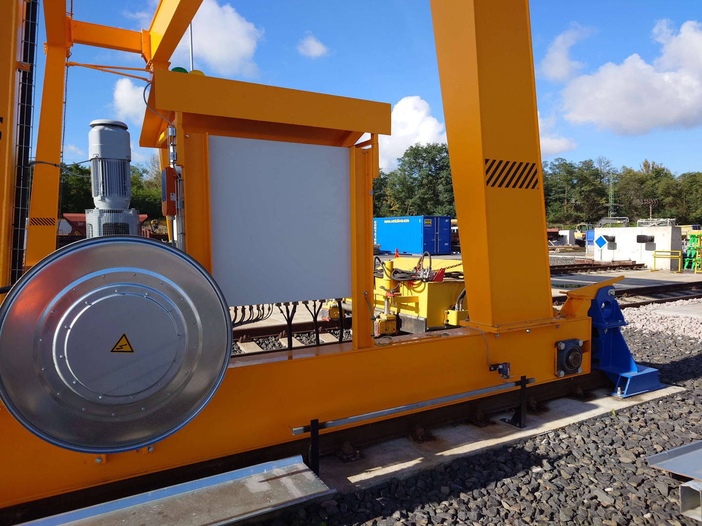 Motorized cable reel for energy supply a gantry crane | SLT components ...