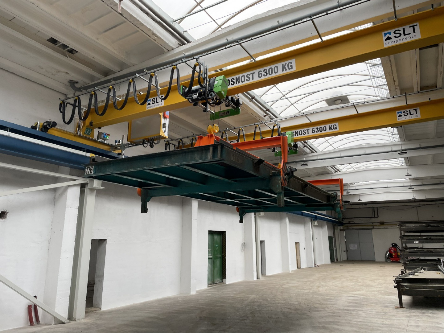 Overhead cranes in tandem operation | SLT components s.r.o.