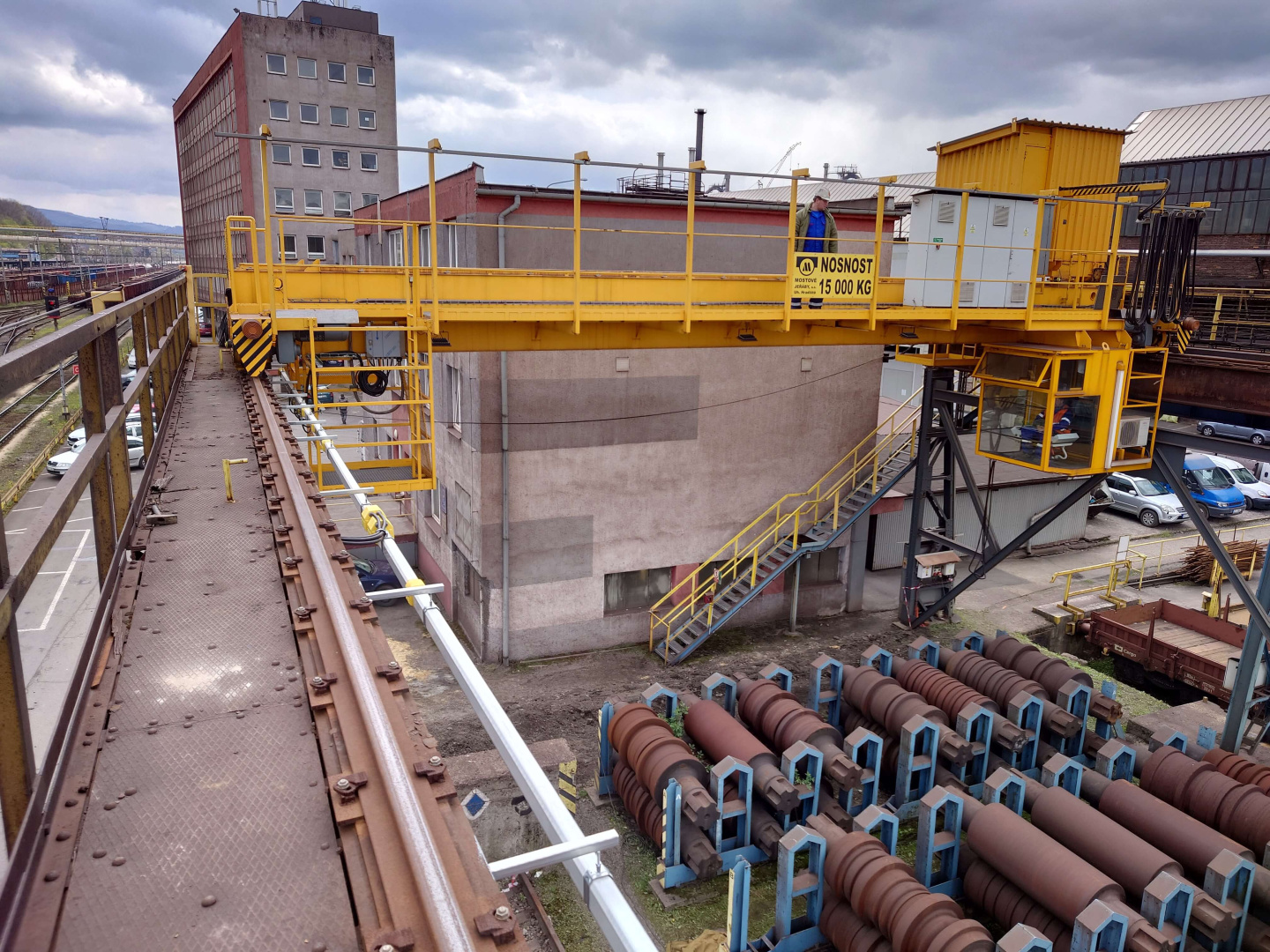 Power supply for a bridge crane in the metallurgical industry in a ...