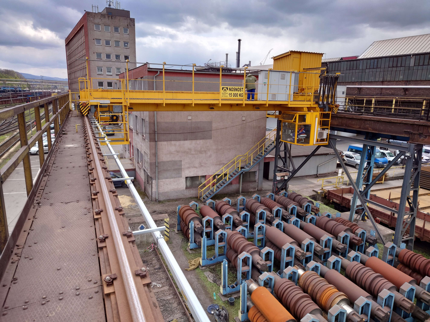 Power supply for a bridge crane in the metallurgical industry in a ...