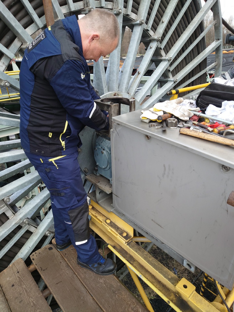 Repair of the motorized cable reel placed on stacker / reclaimer | SLT ...
