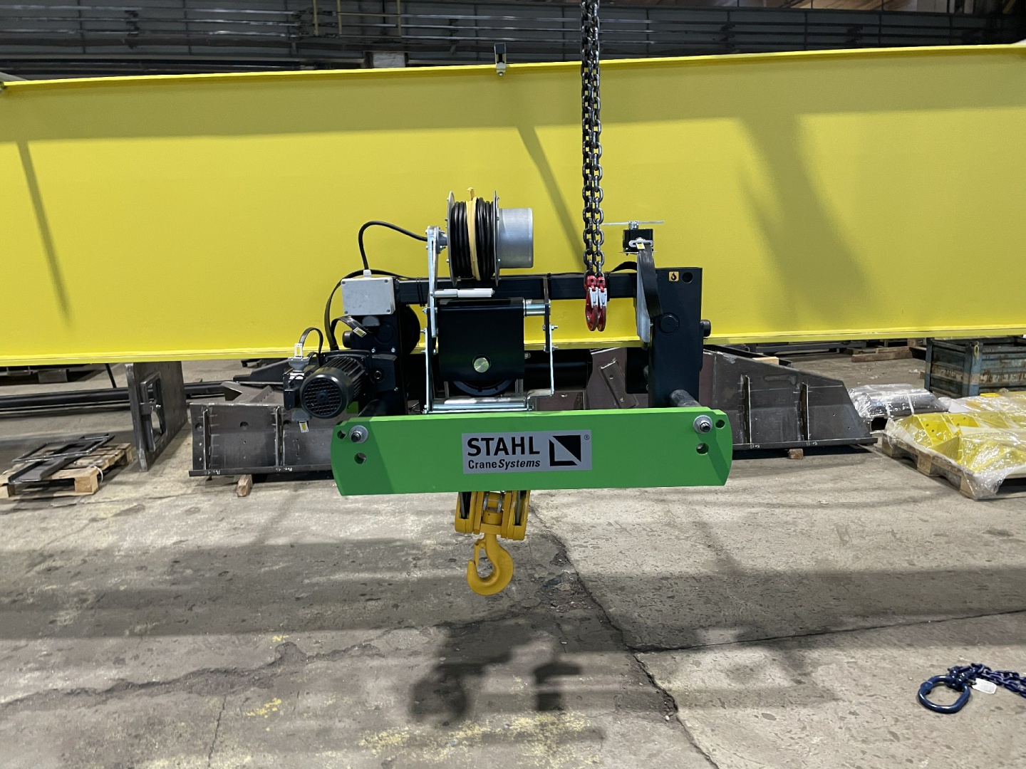 Spring cable reel for energy supply the gripping device used on the ...