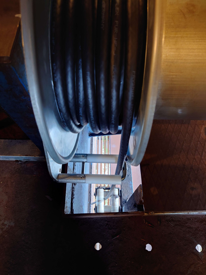 Spring cable reel for energy supply a traverse with magnets used on a ...