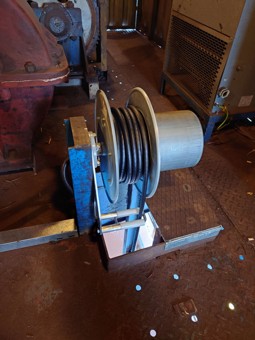 Spring cable reel for energy supply a traverse with magnets used on a ...