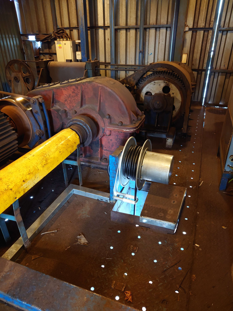 Spring cable reel for energy supply a traverse with magnets used on a ...