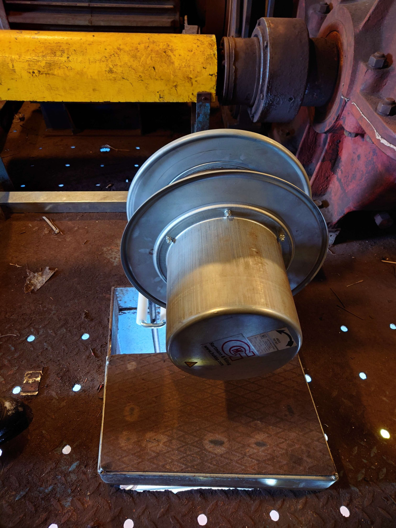 Spring cable reel for energy supply a traverse with magnets used on a ...